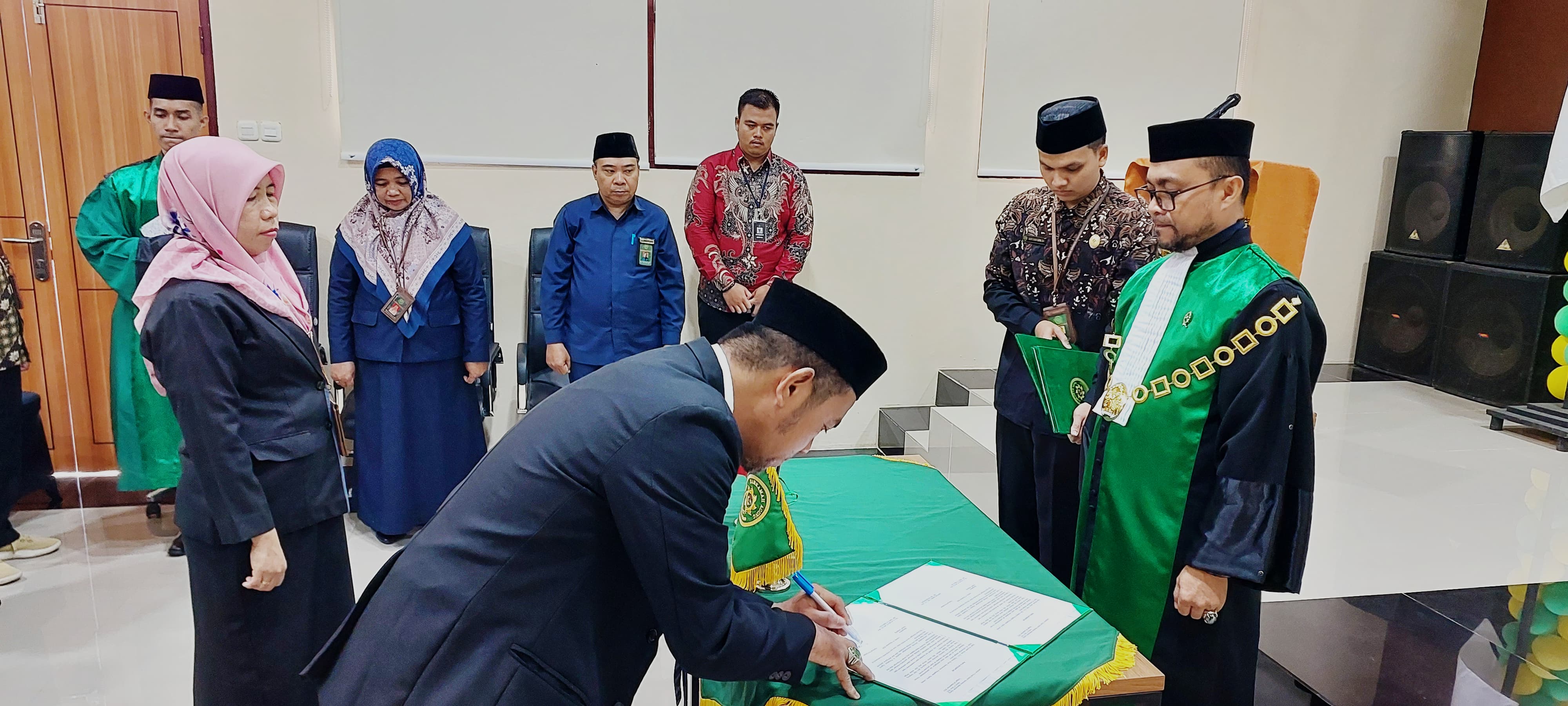 Ketua Pengadilan Agama Limboto Lantik Panitera Muda Permohonan dan ...
